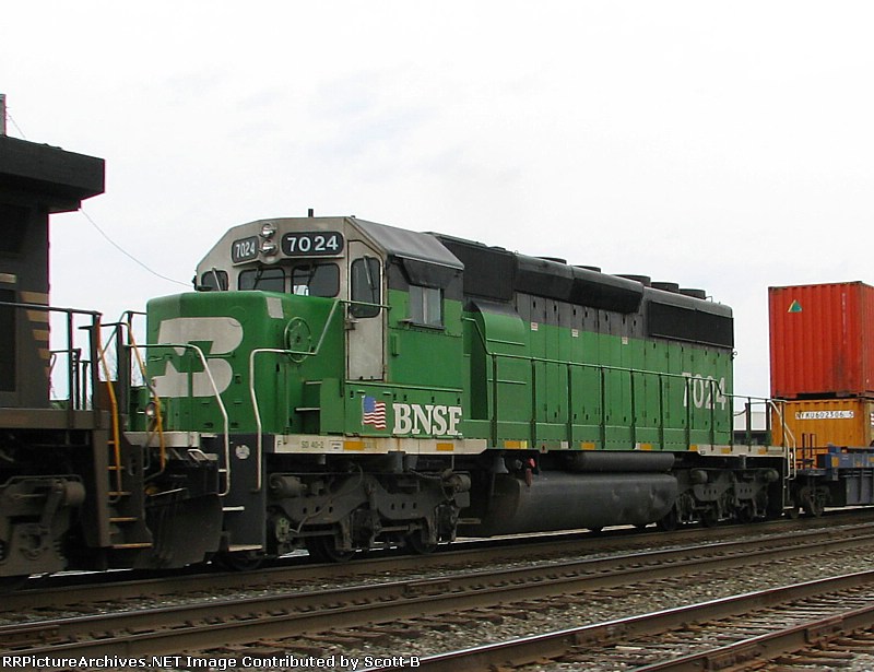 BNSF 7024 to bad its trailing